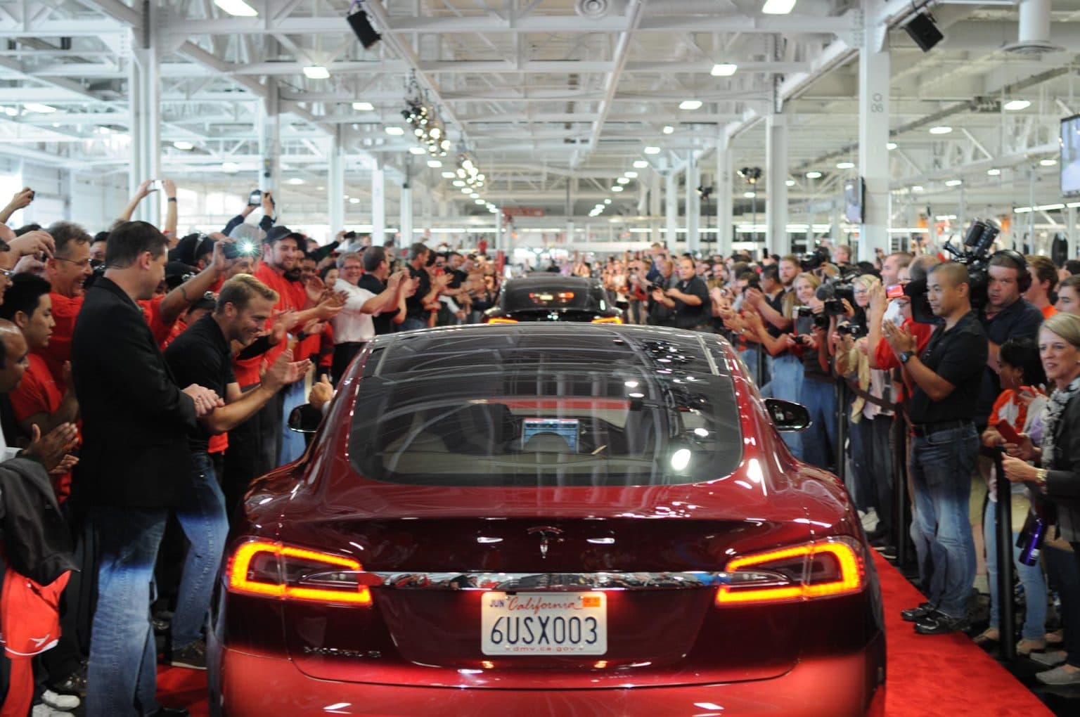 ЗБОГУМ ЗА MODEL S И MODEL X, Тесла ќе произведува и ќе продава - роботи ...